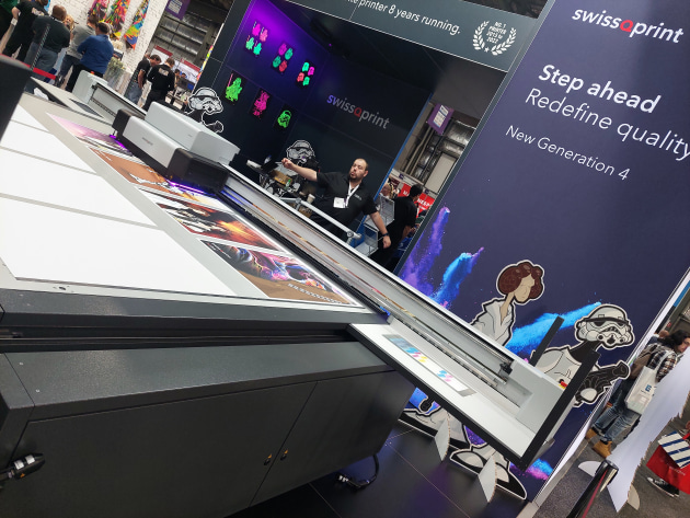 SWISSQPRINT ON POZITIVE STAND - Print21