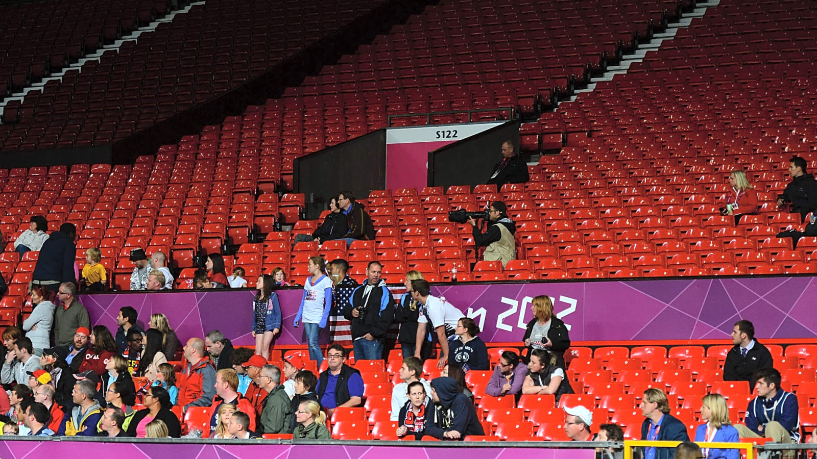 Man United ‘calling and calling’ as transfer race for 23-year-old ...
