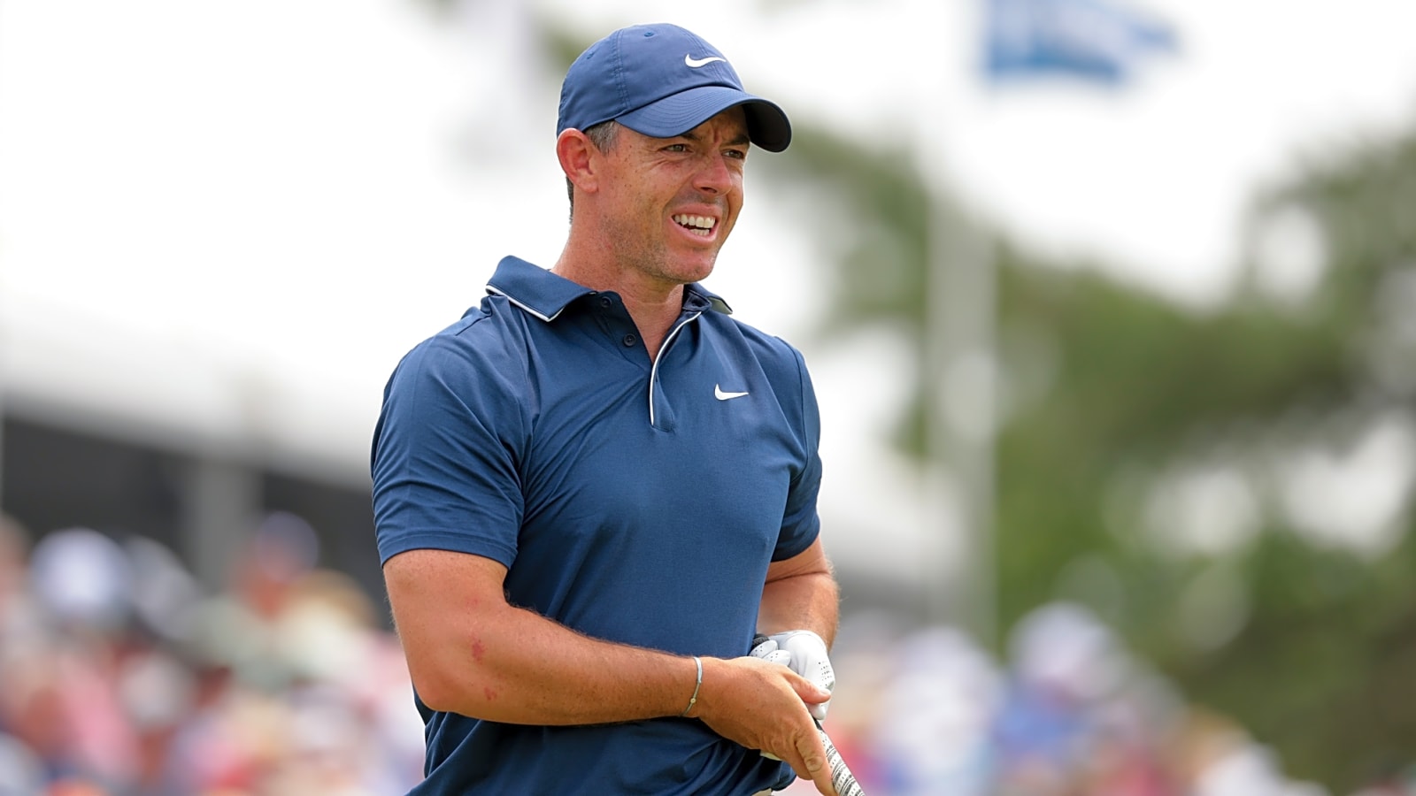 Rory McIlroy smashes tee marker at US Open after drive lands in bunker ...