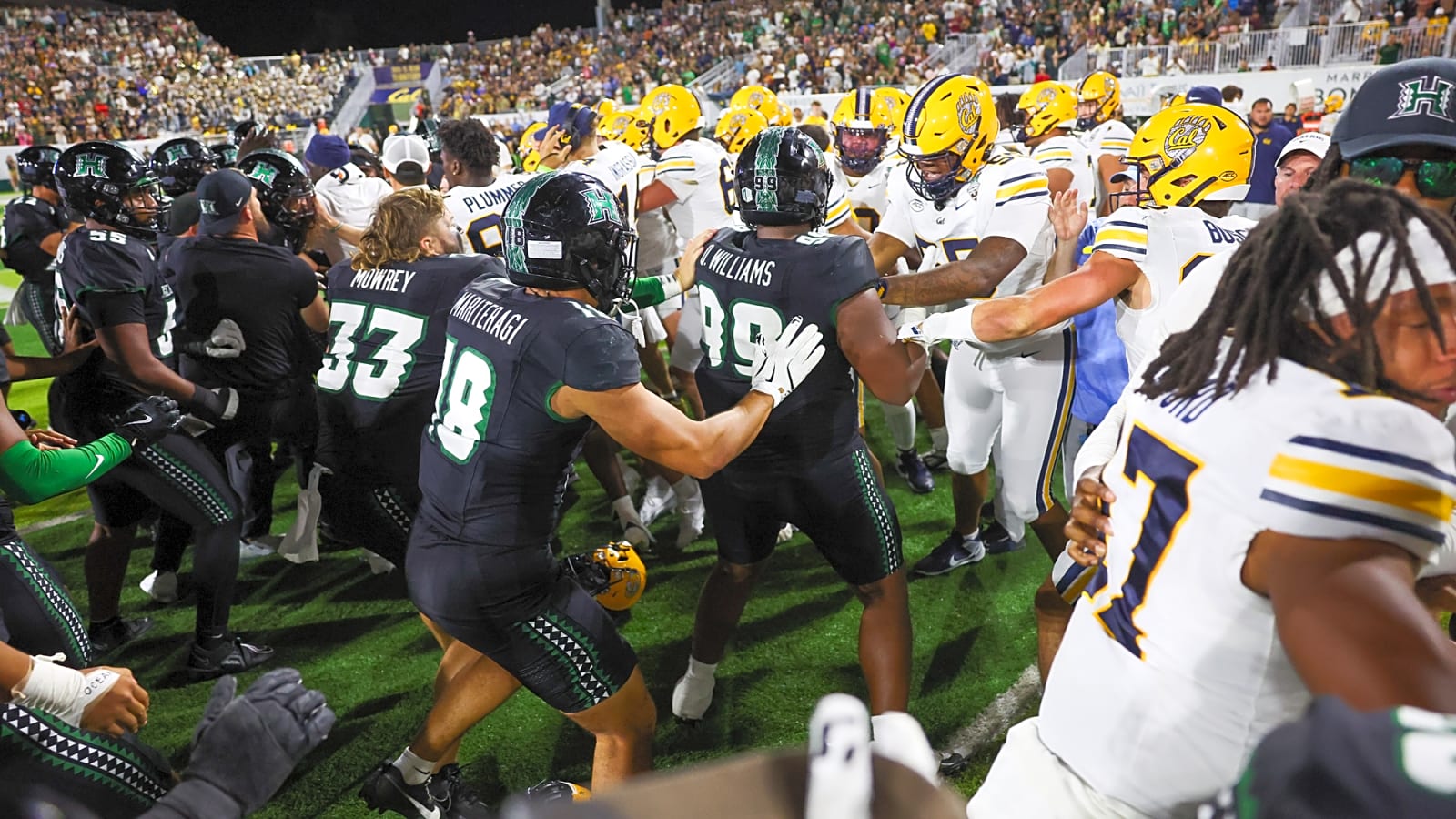 Watch: 2025 Hawaii Bowl ends in chaotic brawl | Yardbarker