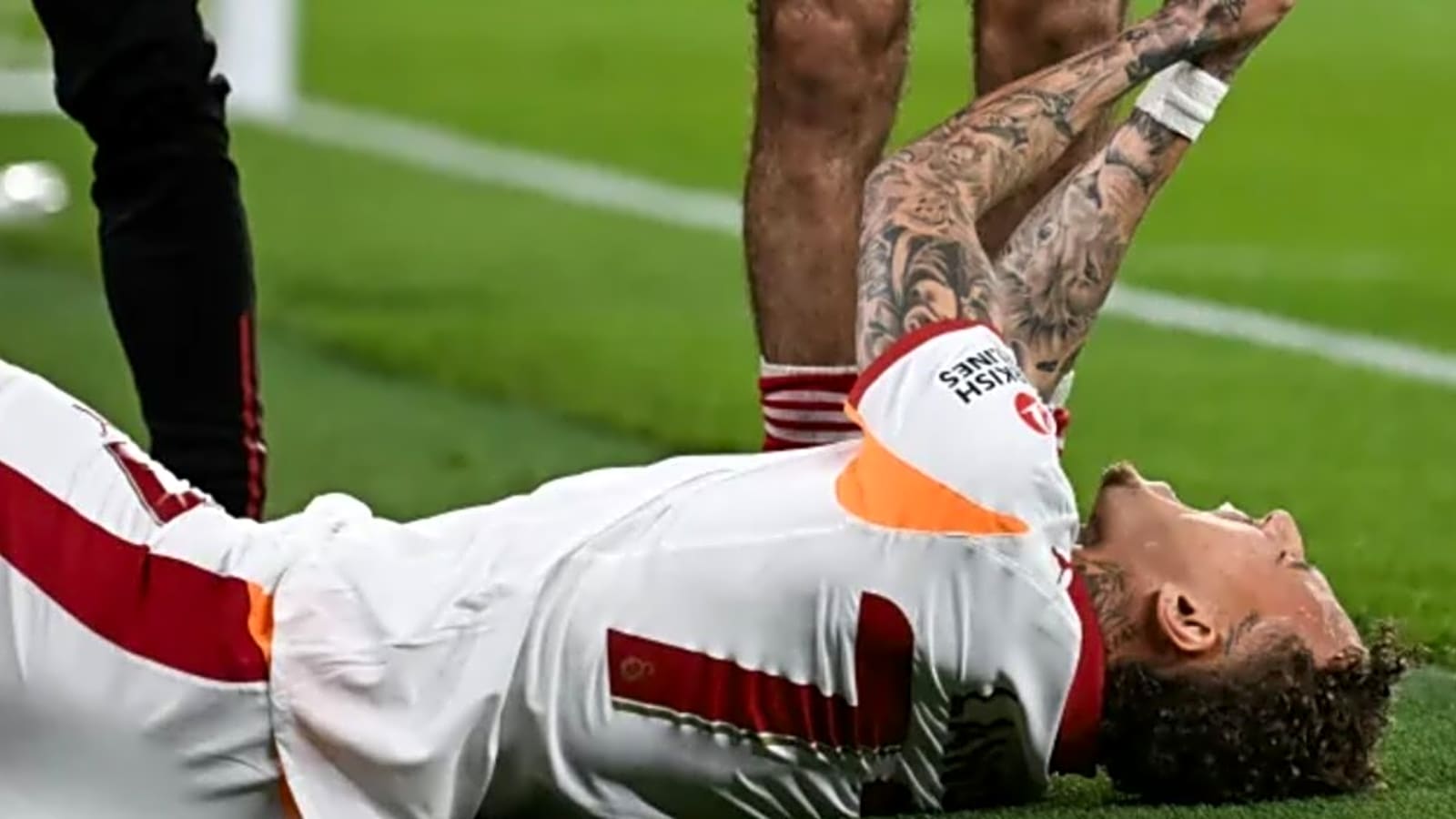 Galatasaray’s Noa Lang Appears To Get His Finger Chopped Off By ...