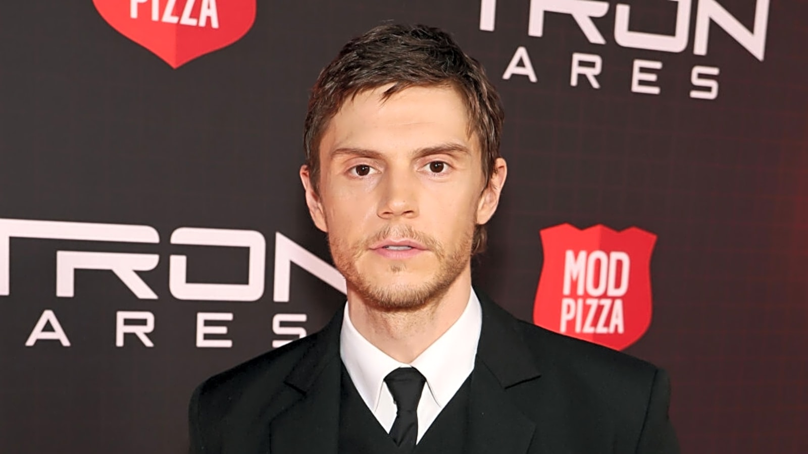 Evan Peters is 'shocked' Jessica Lange is returning to American Horror ...