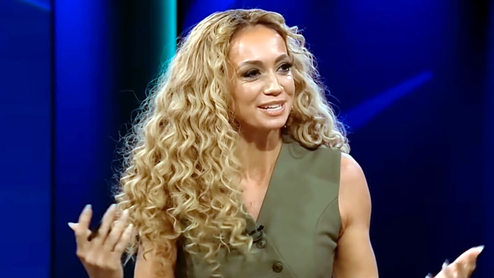 CBS Host Kate Scott Has ‘Hilarious’ Wardrobe Malfunction on Live TV ...