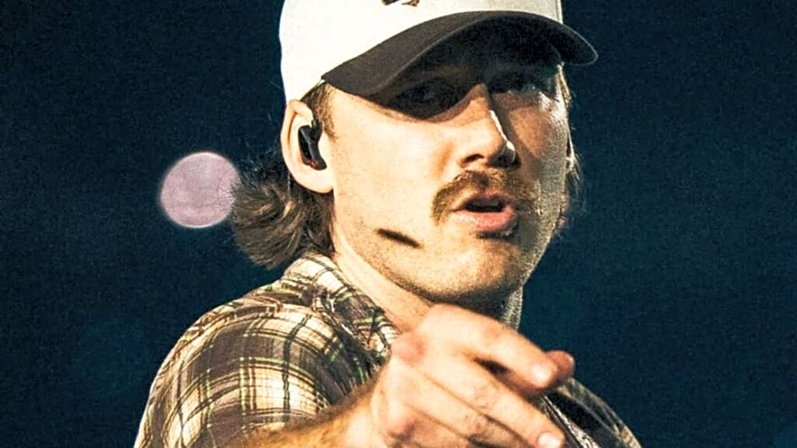 Morgan Wallen Leaves Fans Stunned After Toppling Piano Mid-Concert ...