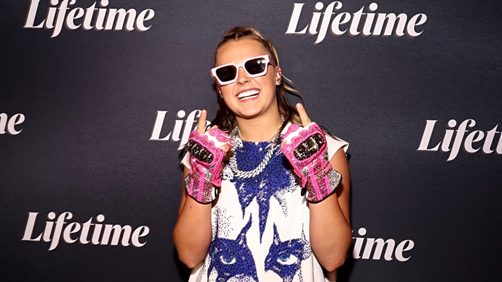 JoJo Siwa Puts Boyfriend Chris Hughes Off-Limits for Selfies During ...