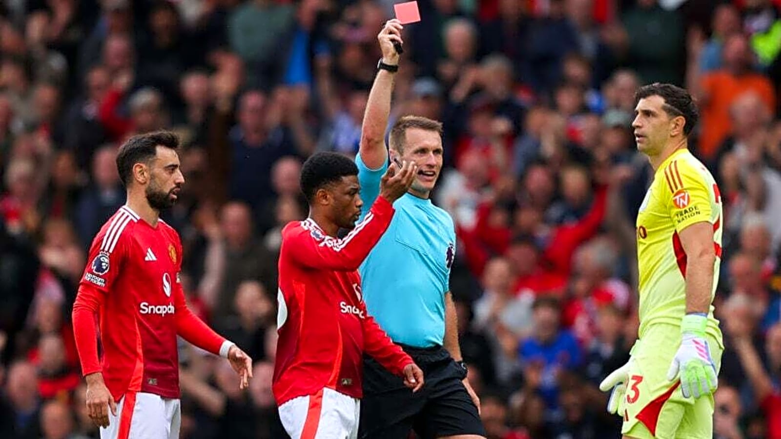 Manchester United transfer rumours roundup: latest on Emiliano Martinez ...