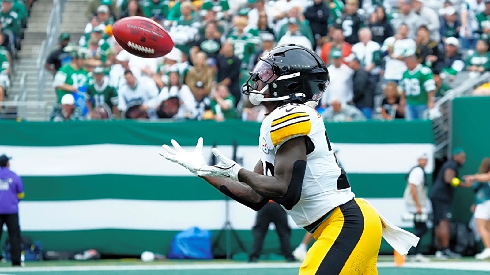 Steelers rookie Kaleb Johnson makes brutal mistake on kick return ...