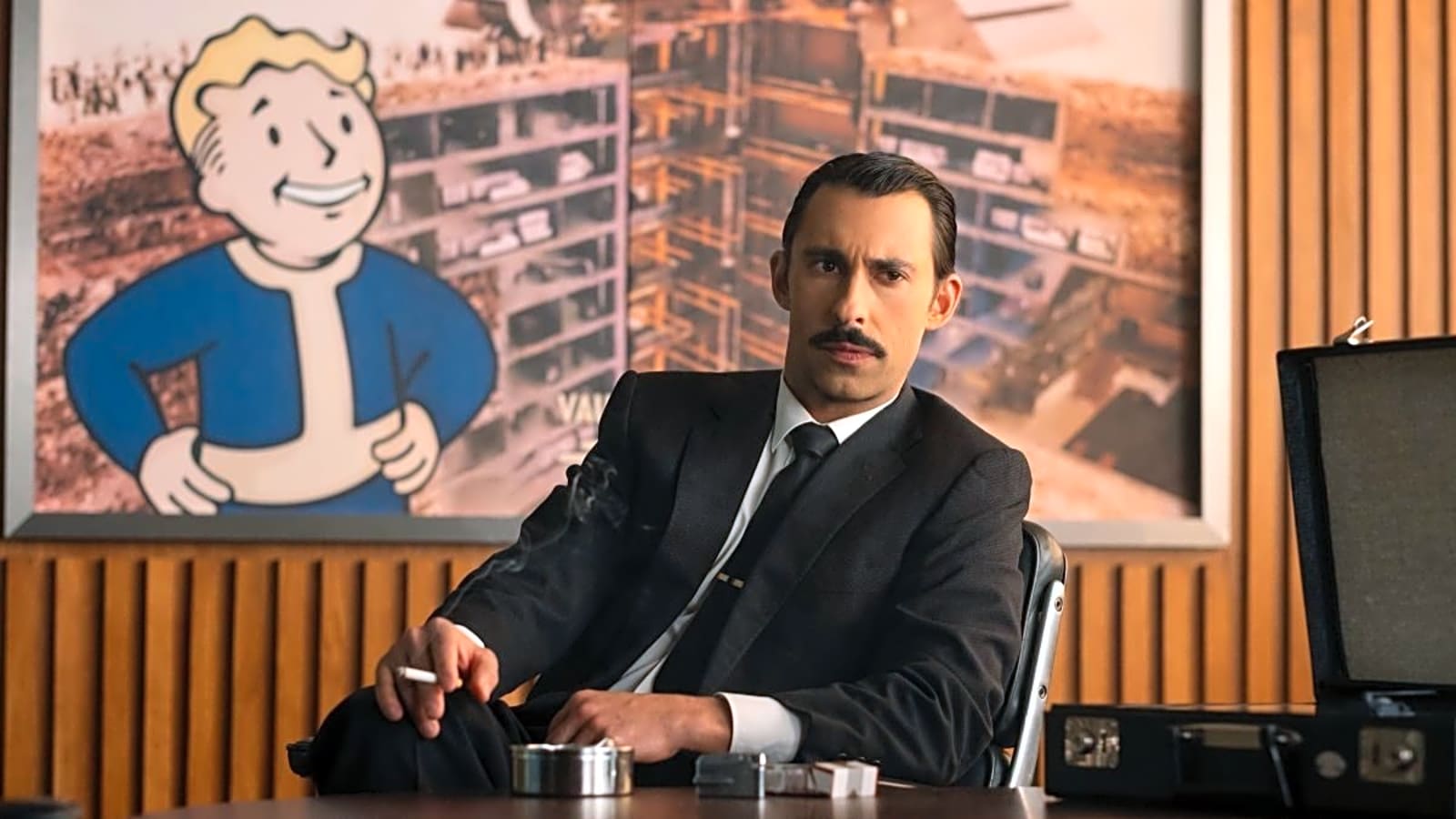 Who is Bobby Apartment? Rafi Silver talks enigmatic Mr. House double in ...
