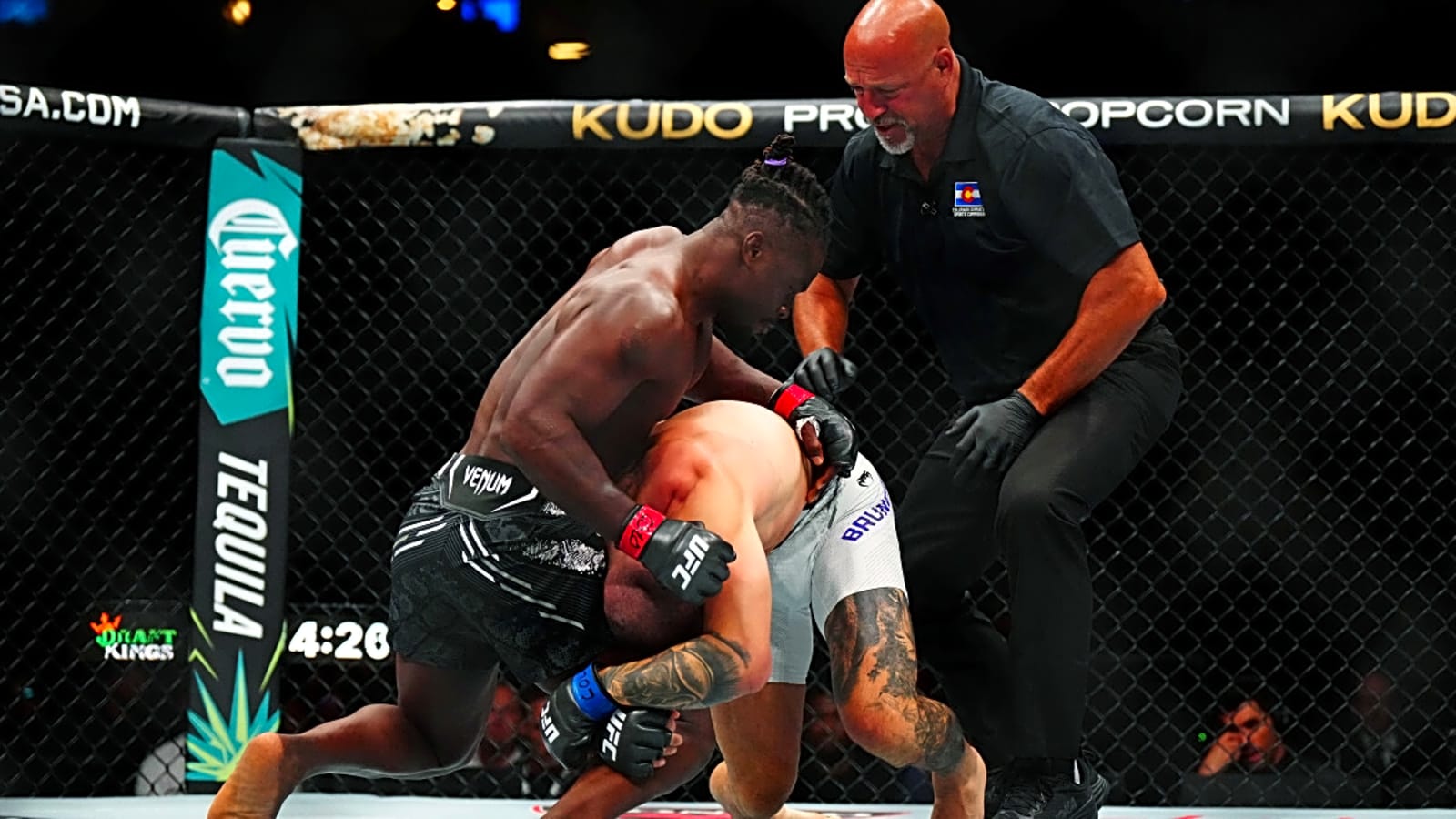 Top UFC Referee Getting Crushed For Costly Blown Decision | Yardbarker