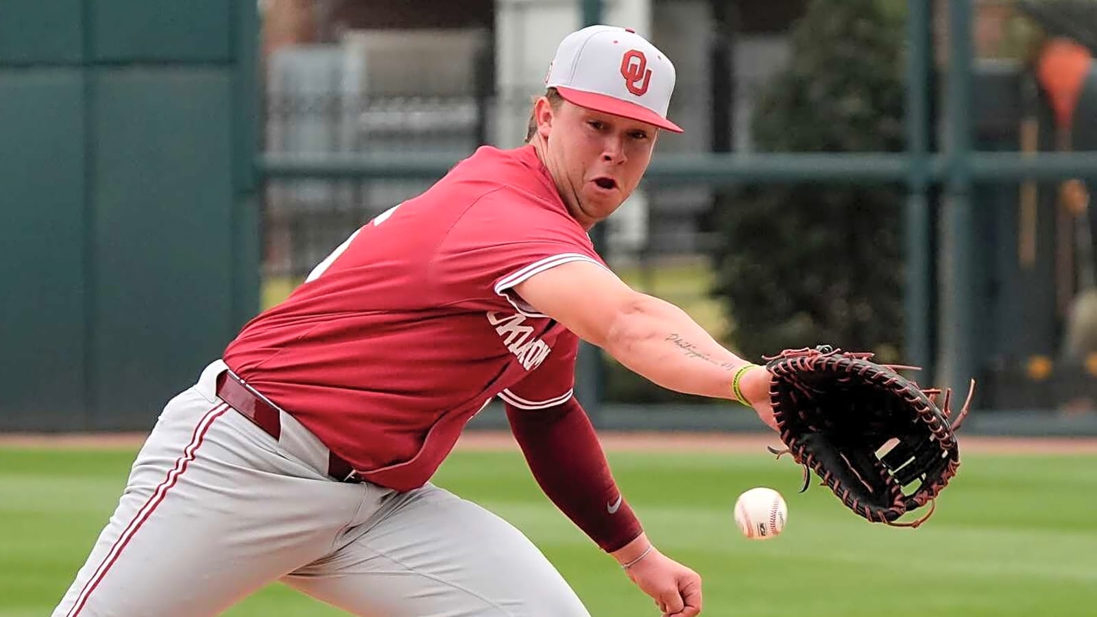 Oklahoma player brutally fouls a ball off his own nuts | Yardbarker