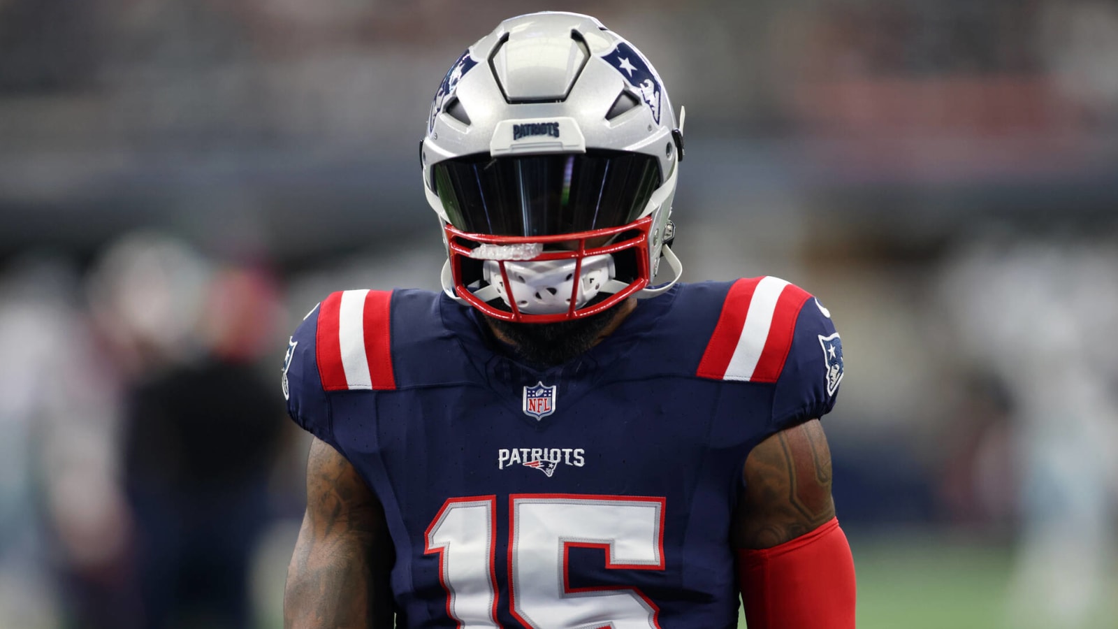 Elliott takes firm stance on Jones after Patriots QB's benching ...