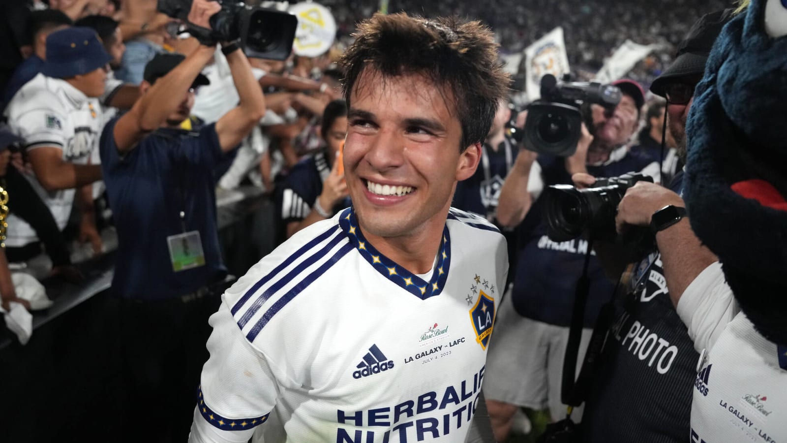 'I felt like a little kid': Record crowd energizes L.A. Galaxy | Yardbarker