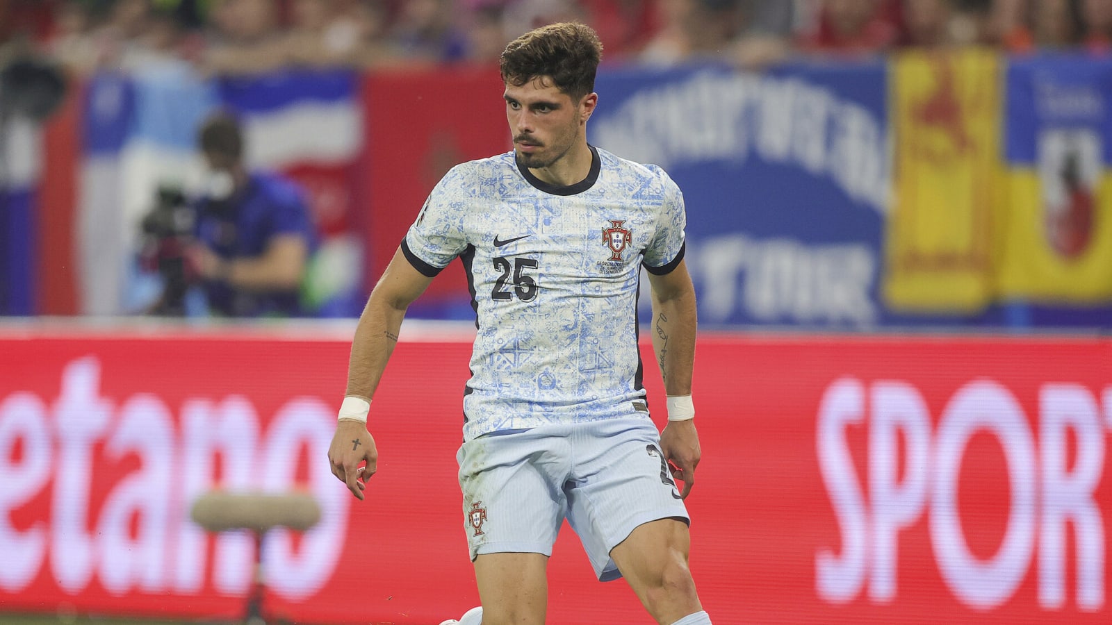 Wolves boss practically invites Arsenal to make a bid for Pedro Neto ...