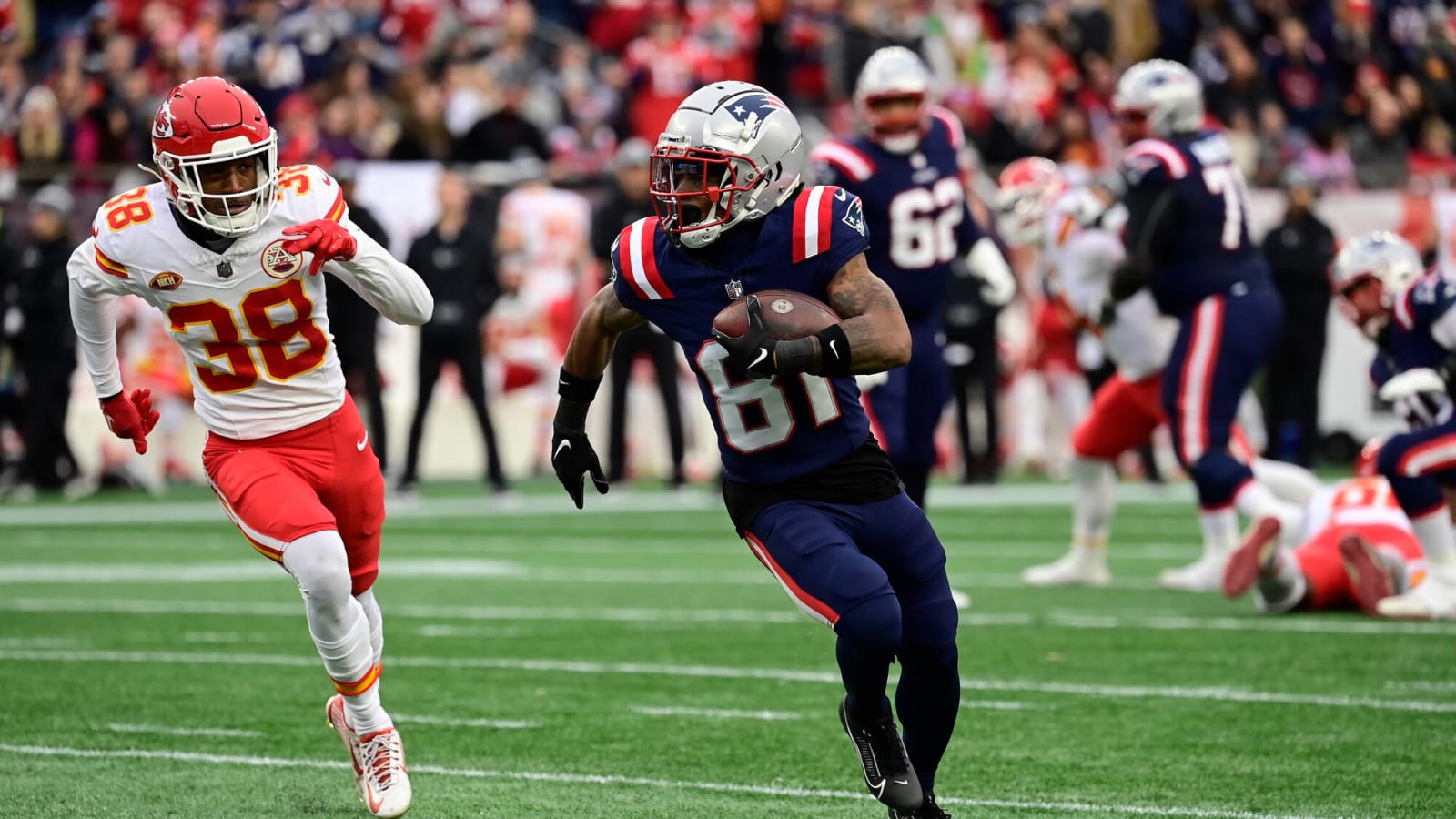 Patriots star receiver has hysterical reaction to latest gift from team ...