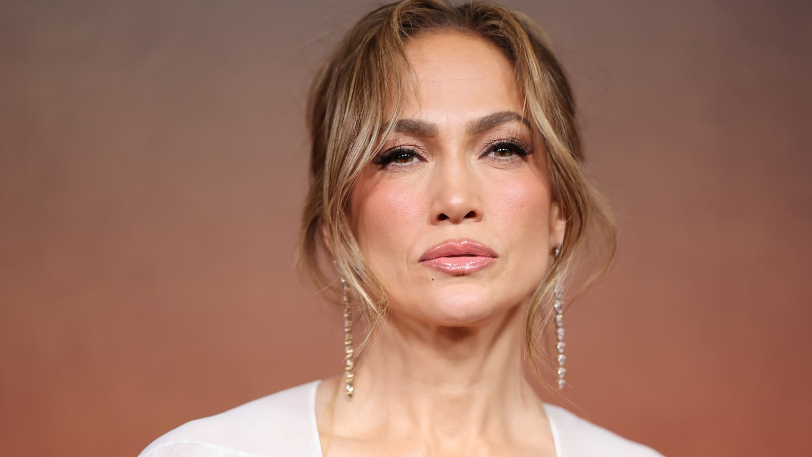 Jennifer Lopez Mocked After Random Bystander Hits Her With a 'Who's ...