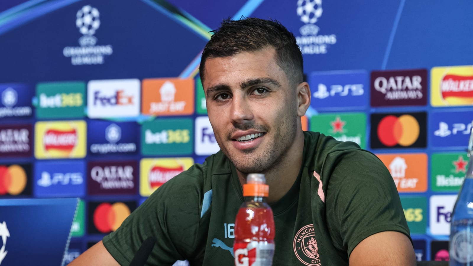 ‘It’s been over the top’ – Pundits defend Manchester United midfielder ...