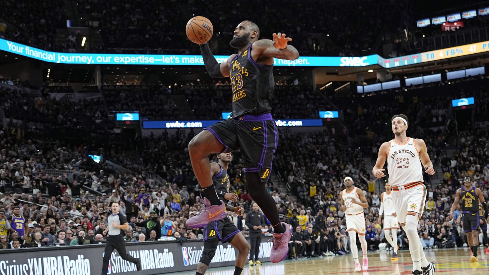 LeBron James Reacting To IST Banner Unveiling Is All Of Us | Yardbarker