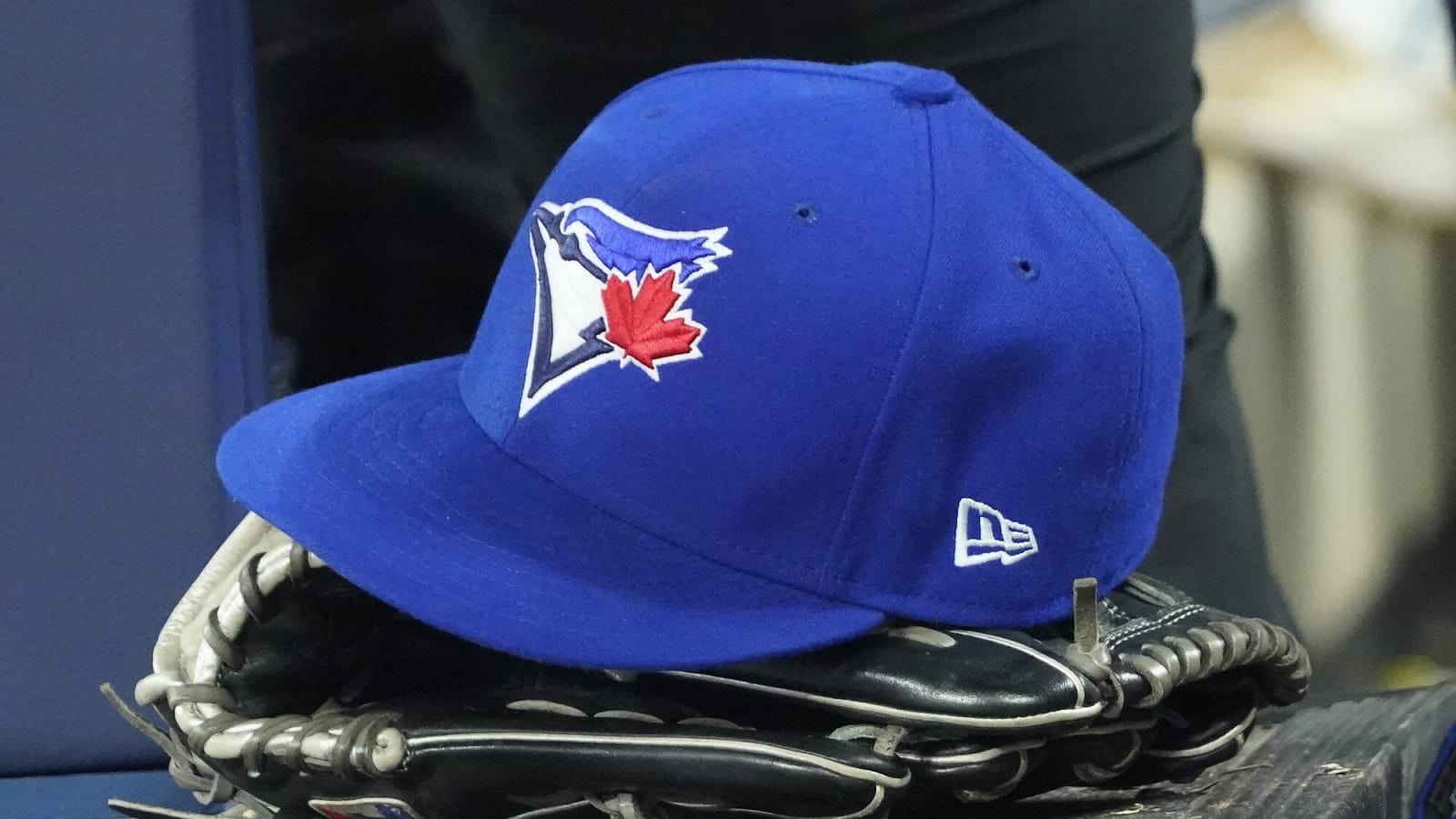 Blue Jays signed Cuban right-handed pitcher Silvano Hechavarría to a ...
