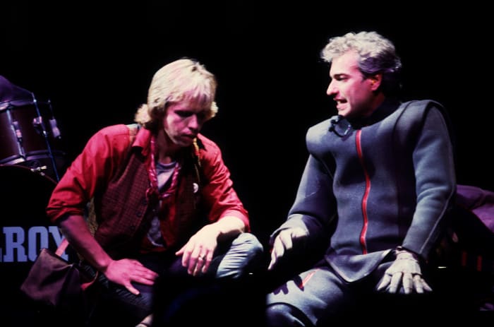 25 iconic bands that feature multiple vocalists | Yardbarker