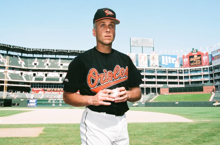 100 Hall of Famers who spent their entire careers with one franchise ...