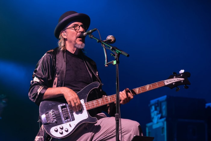 20 iconic singers who were also the best musician in their band ...