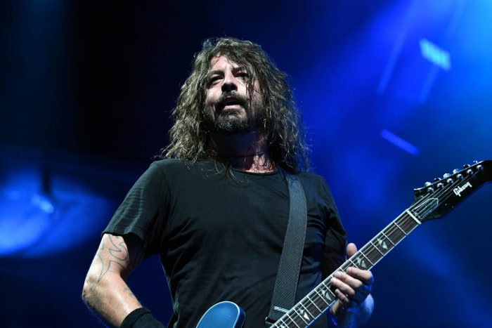 20 iconic singers who were also the best musician in their band ...