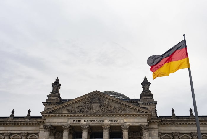 What was going on in the world when 'The Simpsons' debuted? | Yardbarker