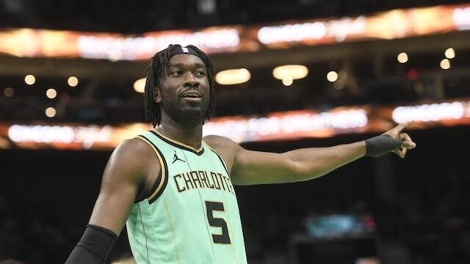 Hornets’ Mark Williams Takes Victory Lap Following Lakers’ Elimination ...