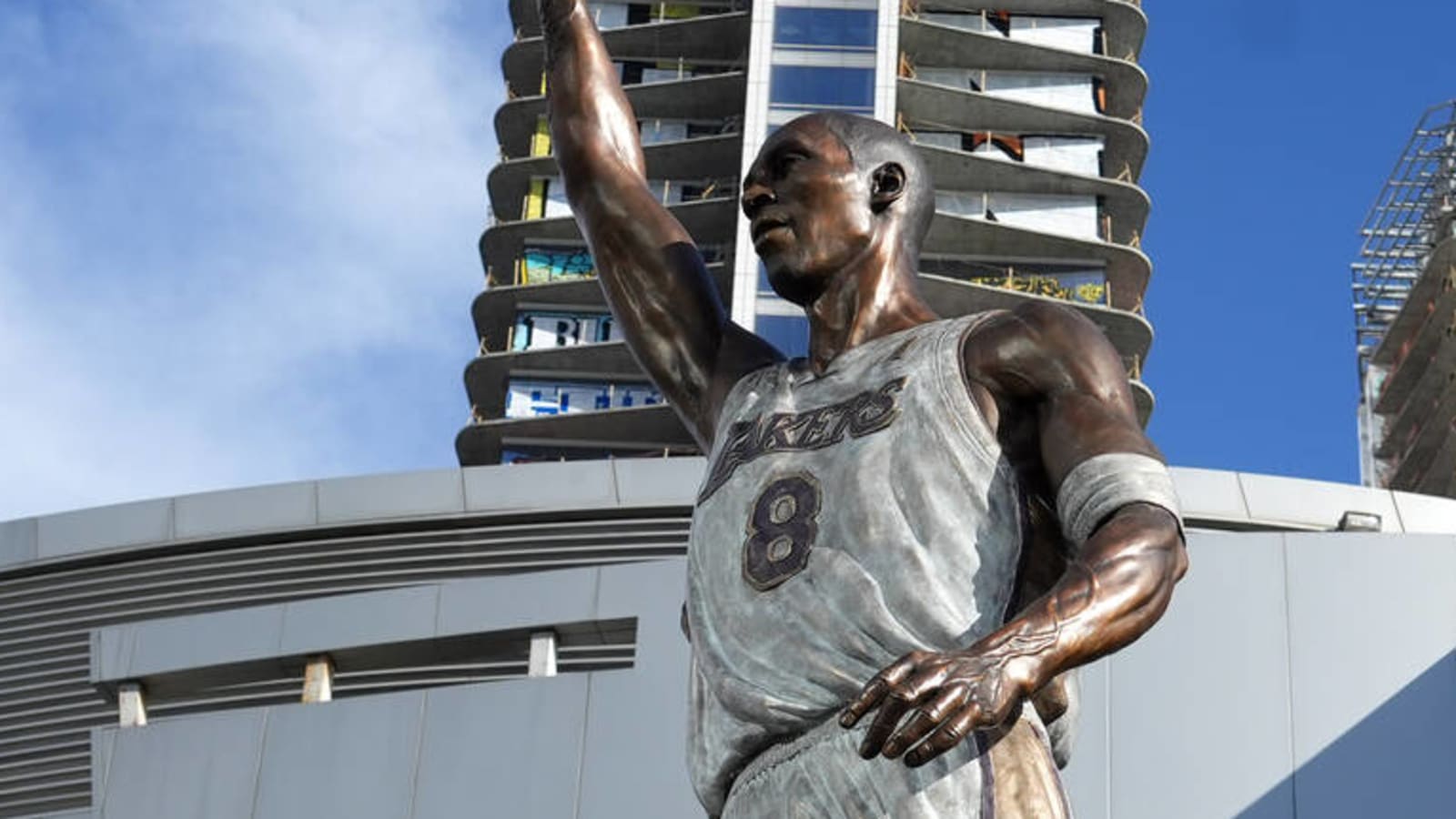 Lakers make notable changes to Kobe statue outside arena | Yardbarker