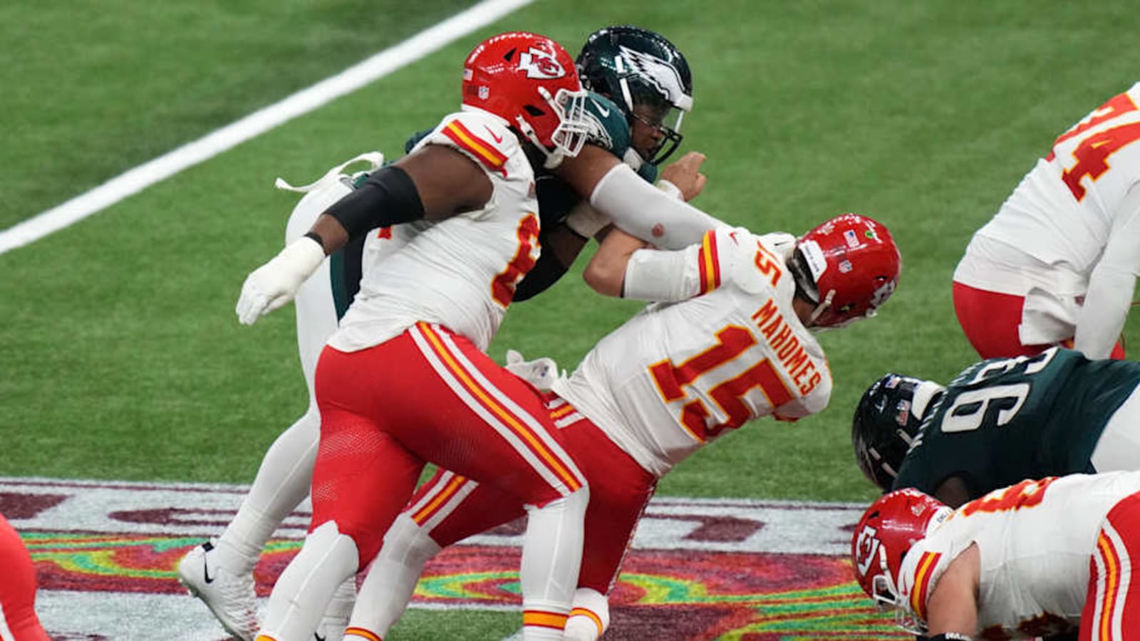 Eagles Defensive Tackle Goes Unpunished After Hit to Mahomes’ Face ...