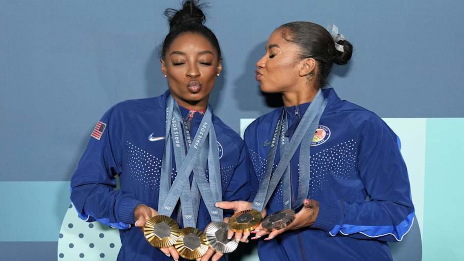Simone Biles, Jordan Chiles snap silly photo booth selfies | Yardbarker