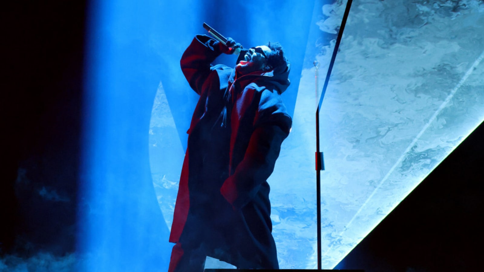 Grammy Awards: The Weeknd makes surprise return | Yardbarker