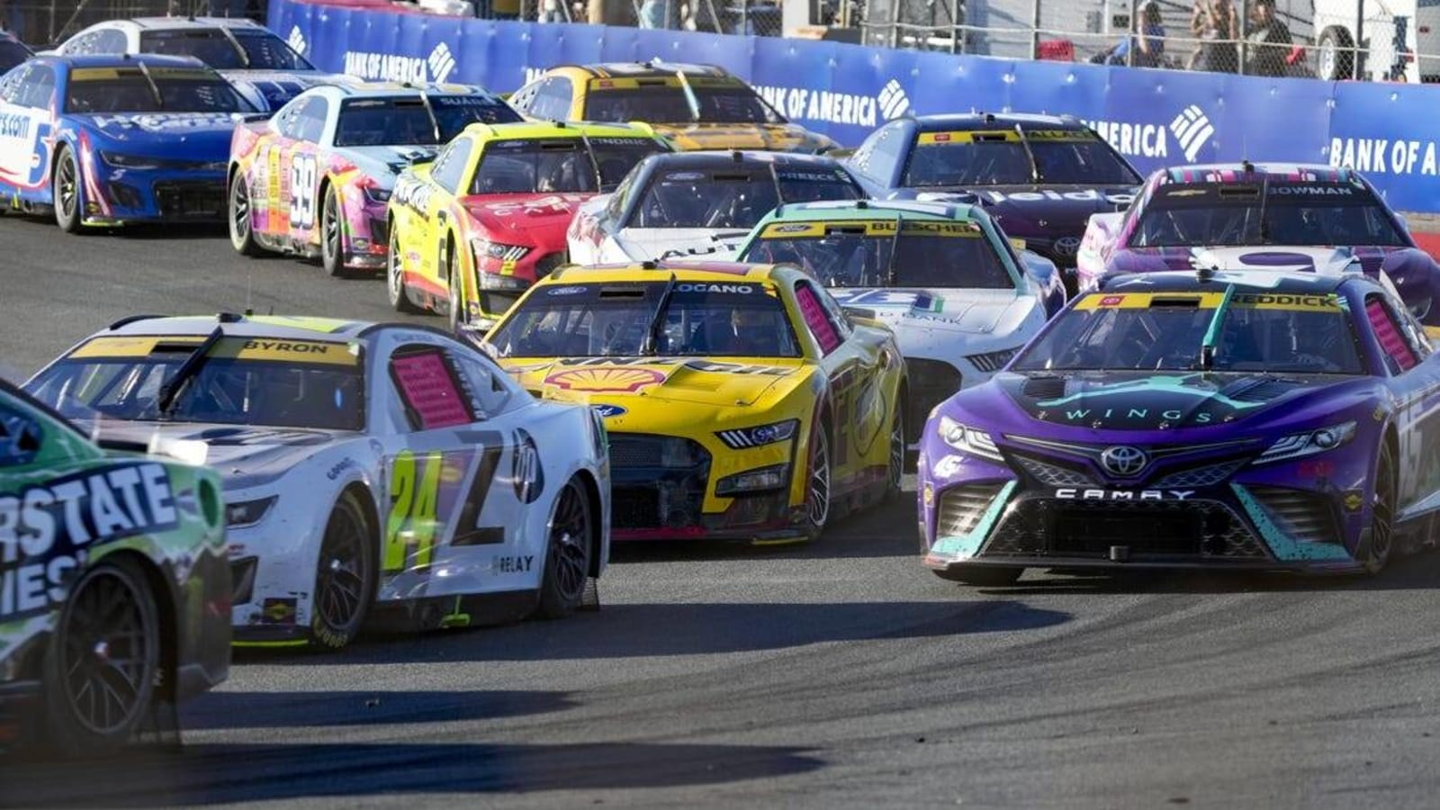 Garrett Lowe pushes past Jimmy Mullis for eNASCAR win | Yardbarker