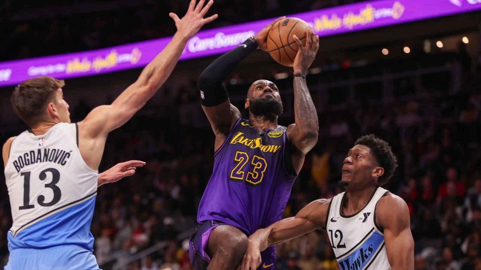 Trae Young's late 3-pointer lifts Hawks past Lakers in OT | Yardbarker