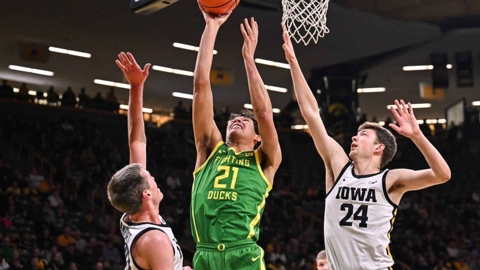 Nate Bittle's last-second swat seals Oregon's win over Iowa | Yardbarker