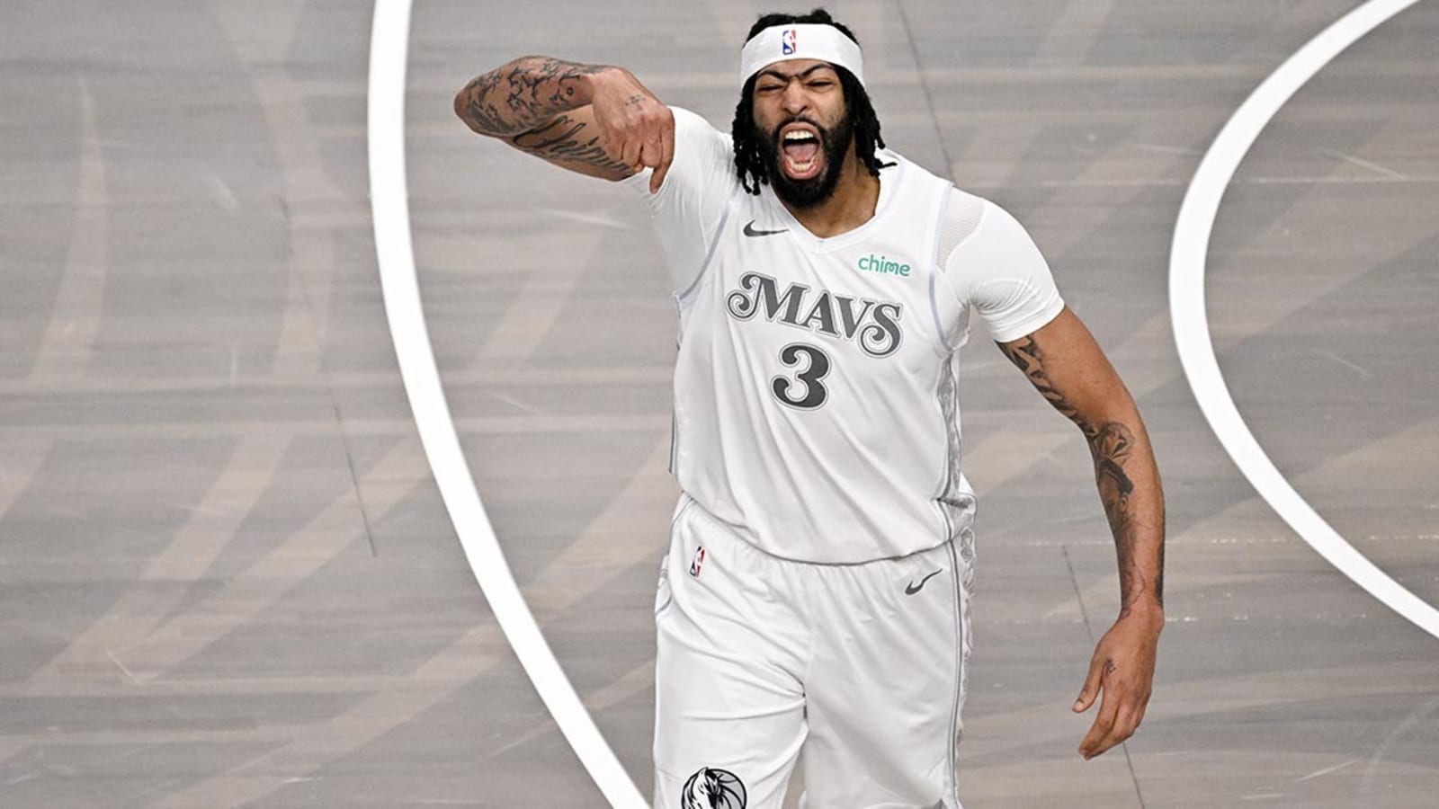 Anthony Davis calls out haters amid fierce first-half debut following ...