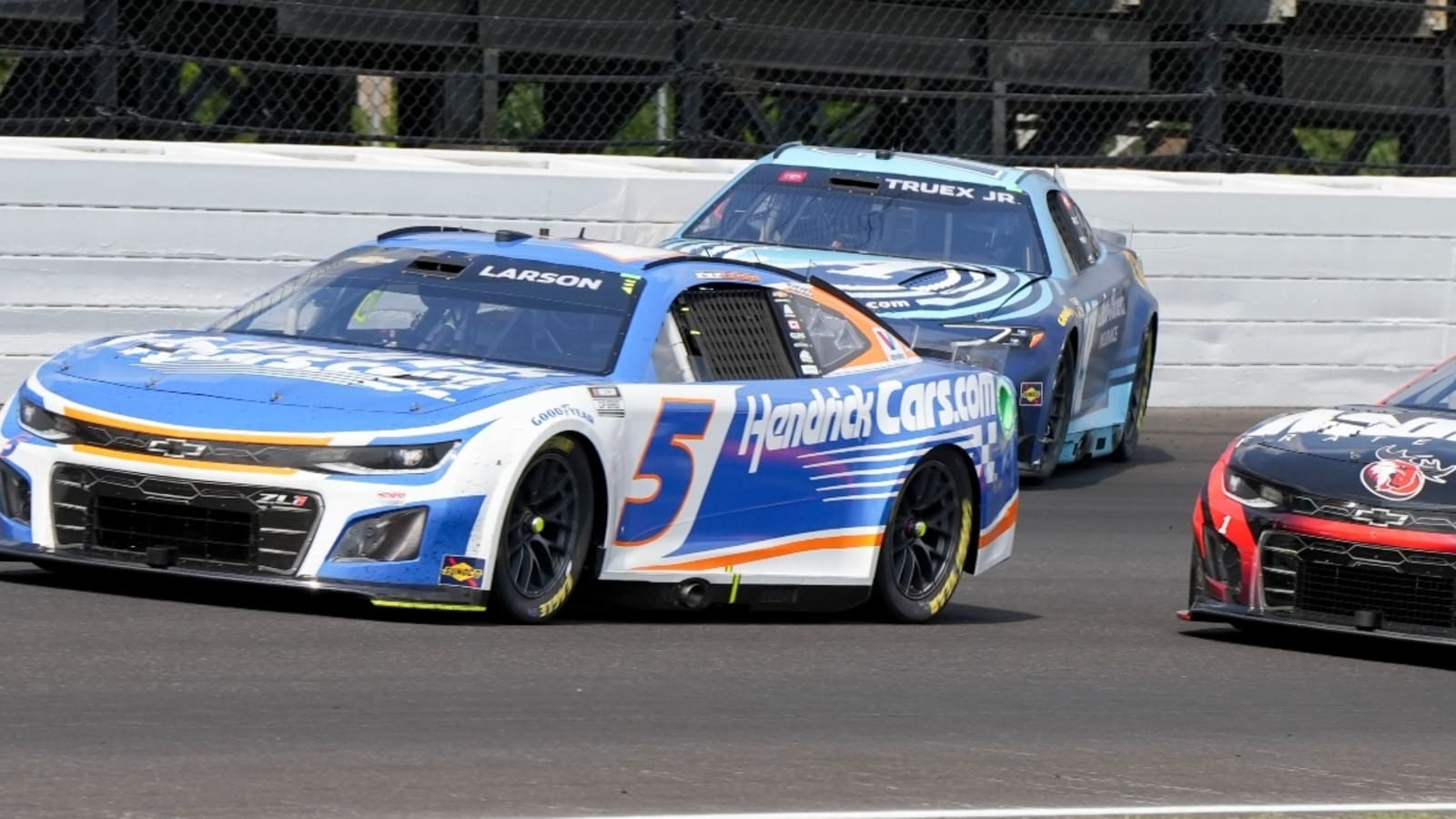 NBC feed cuts to black amid epic Kyle Larson charge in last 10 laps of ...