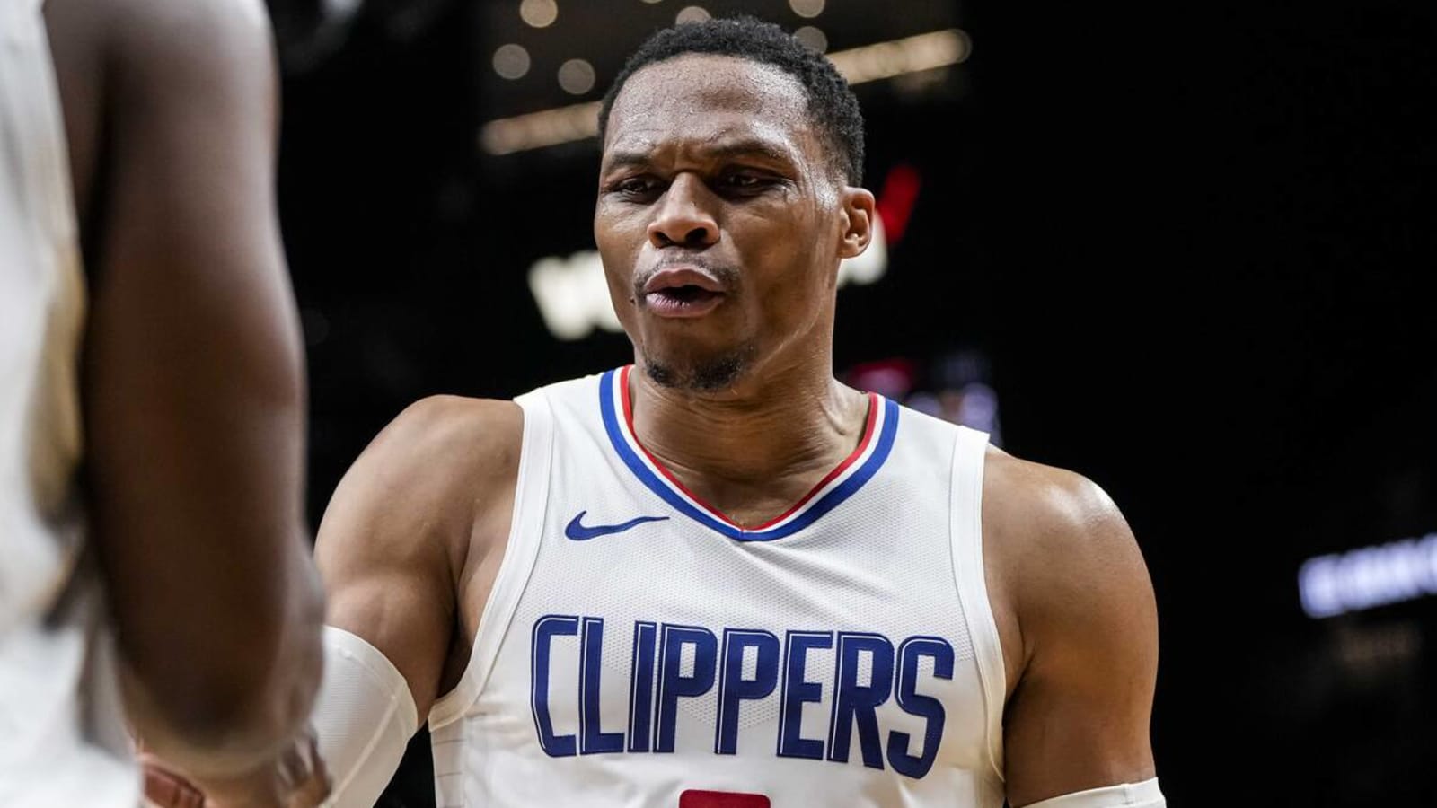 Clippers star suffers fractured hand against Wizards | Yardbarker