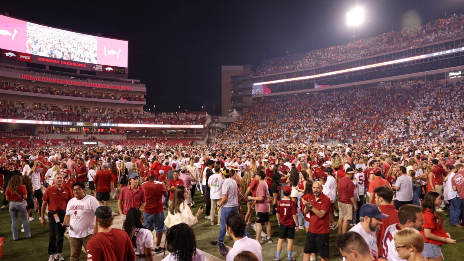 Tennessee Vols player caught pushing Arkansas fan on field after the ...