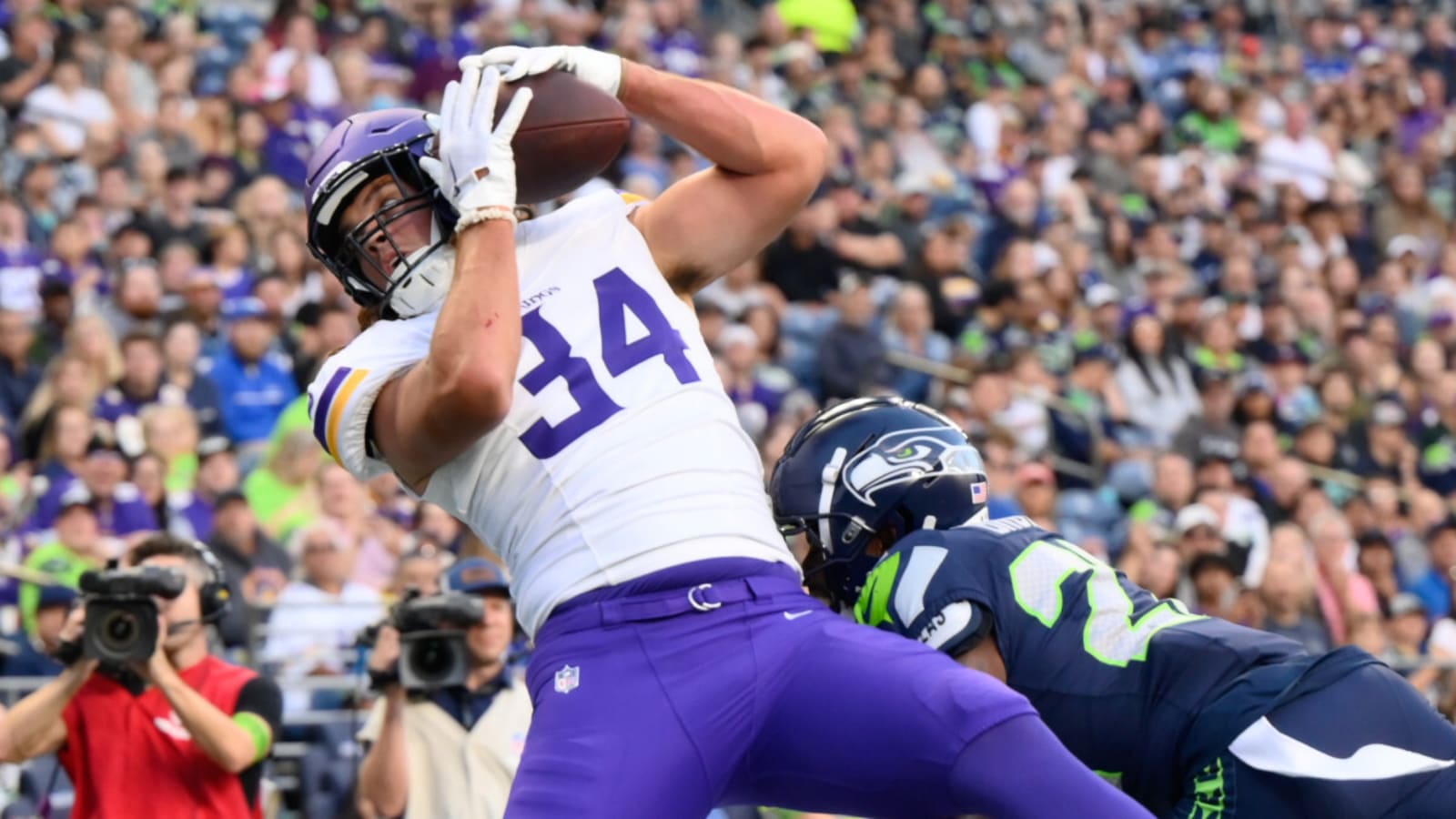 Eagles Poach $2 Million Vikings Pass-Catcher for Super Bowl Run ...