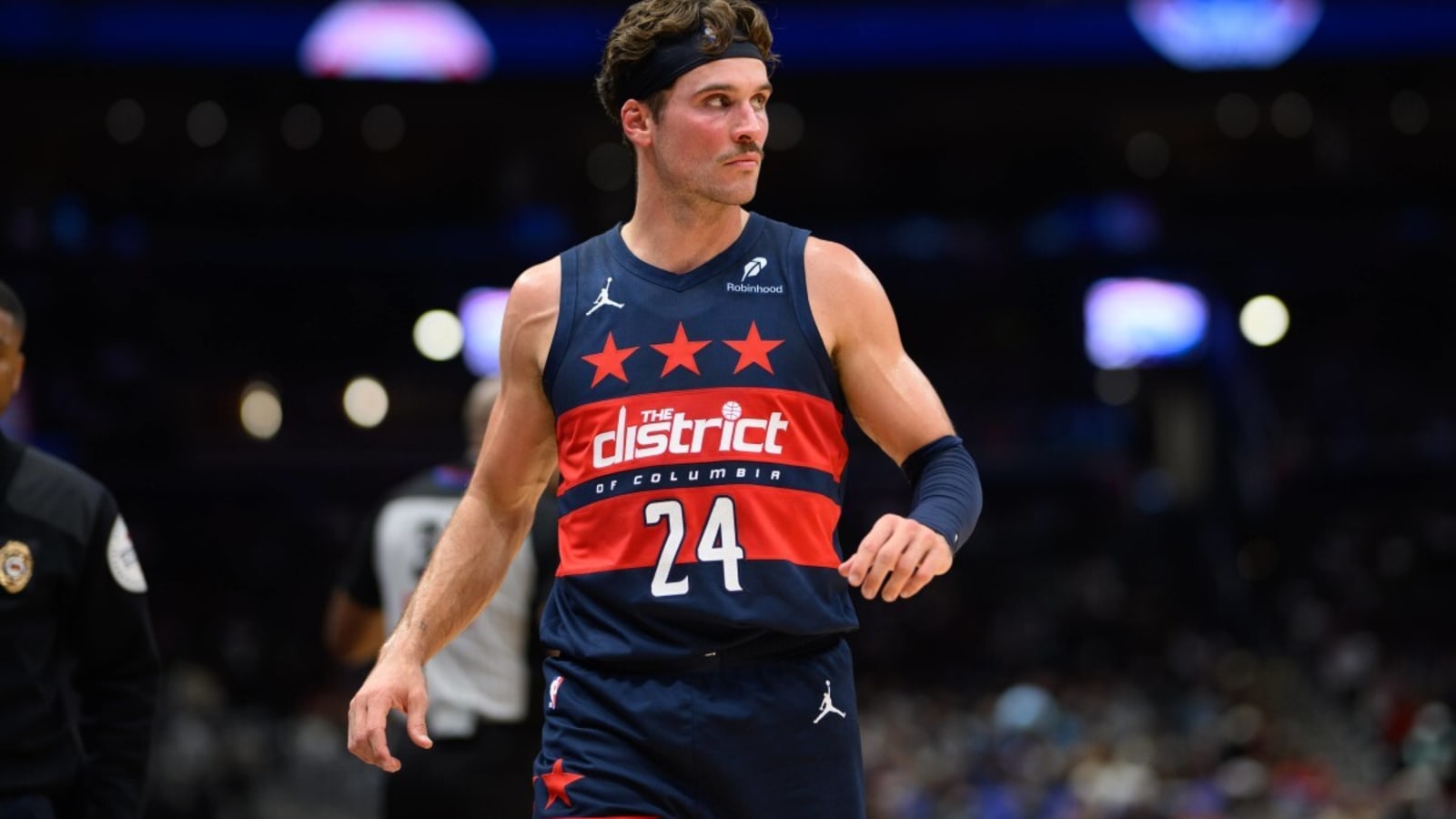 Corey Kispert Gets Scared When Steven Adams Runs At Him To Get The Ball ...