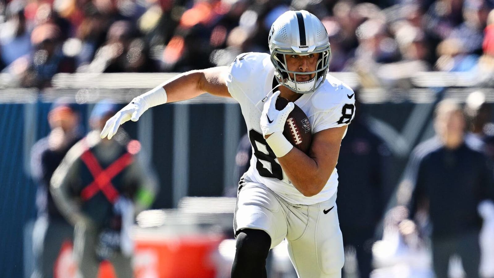 New Patriots TE has humorous take on QB uncertainty | Yardbarker