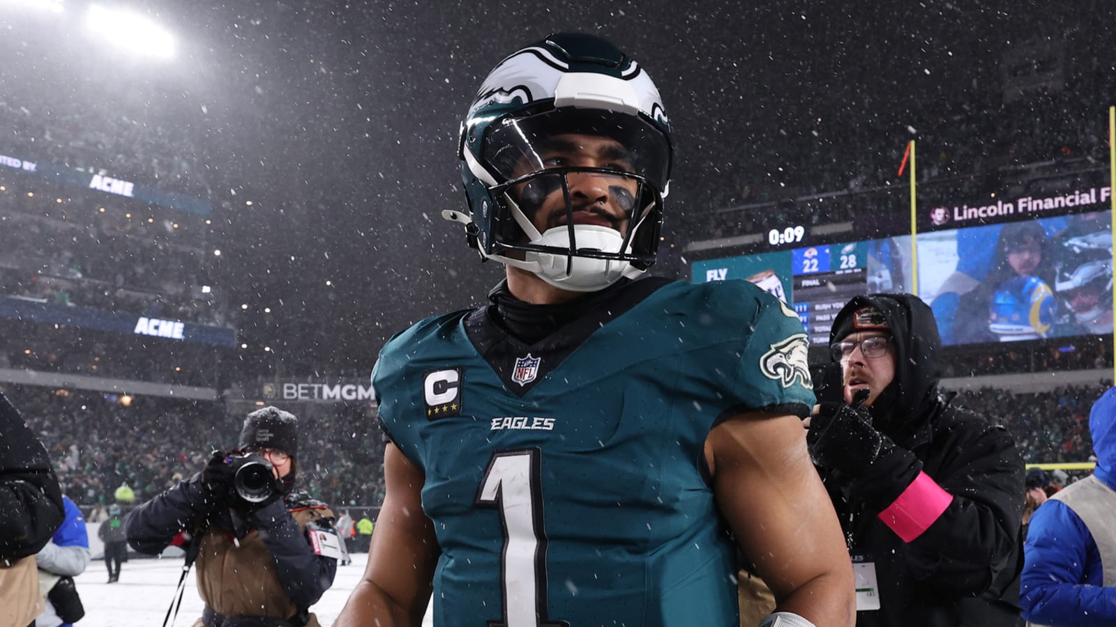 Eagles appeared to get away with penalty on huge 4th-down play | Yardbarker
