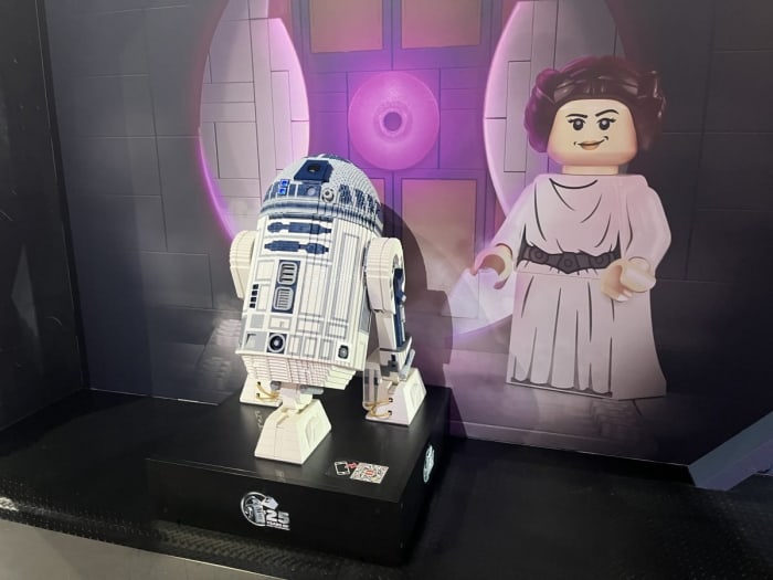 LEGO Brings Life-Size R2D2 and Jedi Vader STAR WARS Models to SDCC 2024 ...