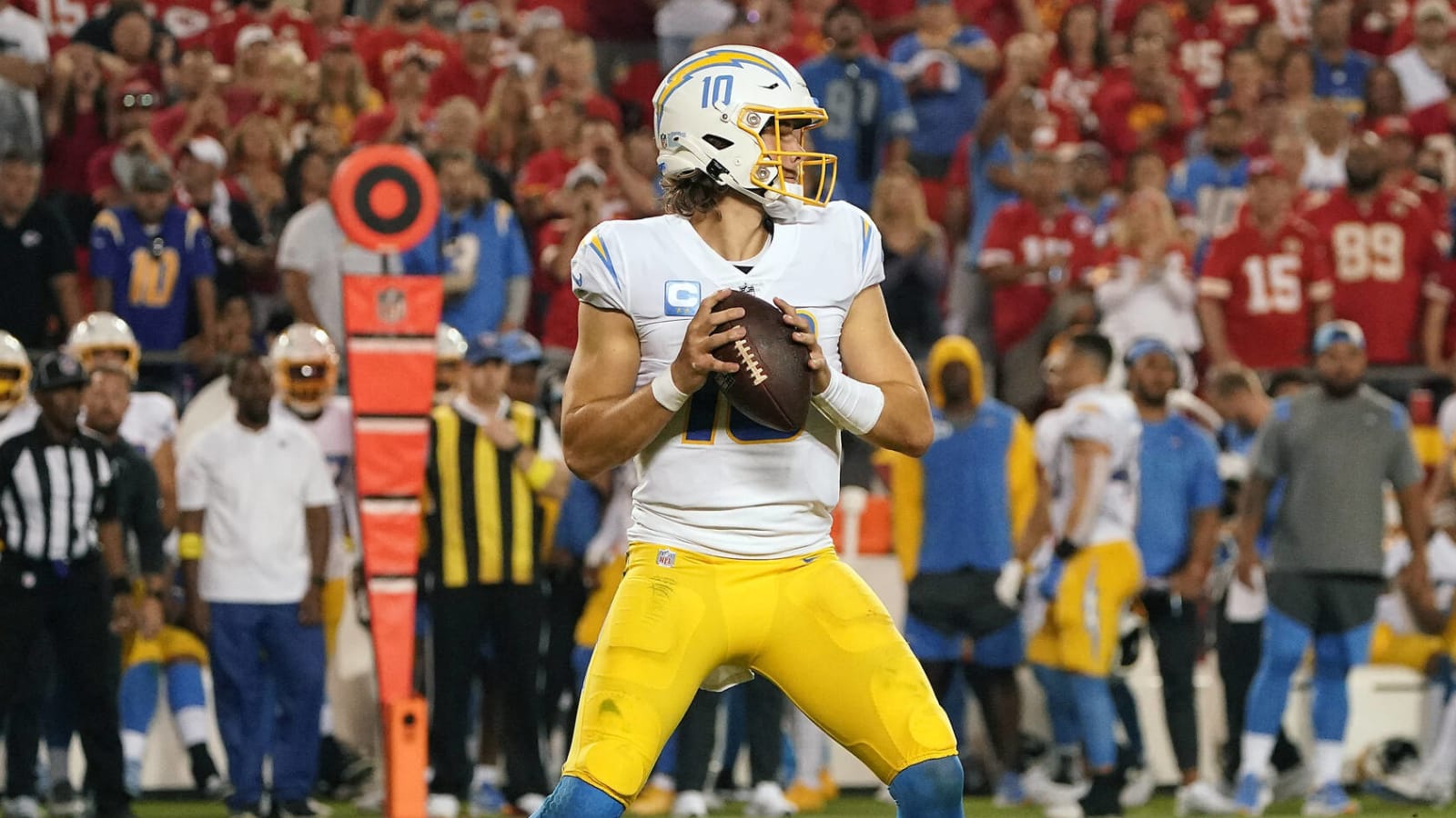 Justin Herbert day-to-day with rib cartilage fracture | Yardbarker