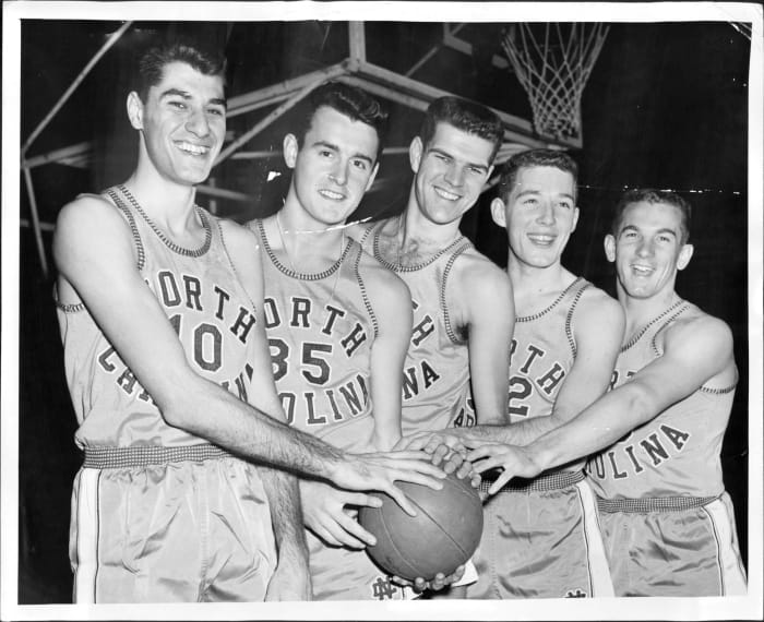 The top 25 college hoops teams of all time | Yardbarker