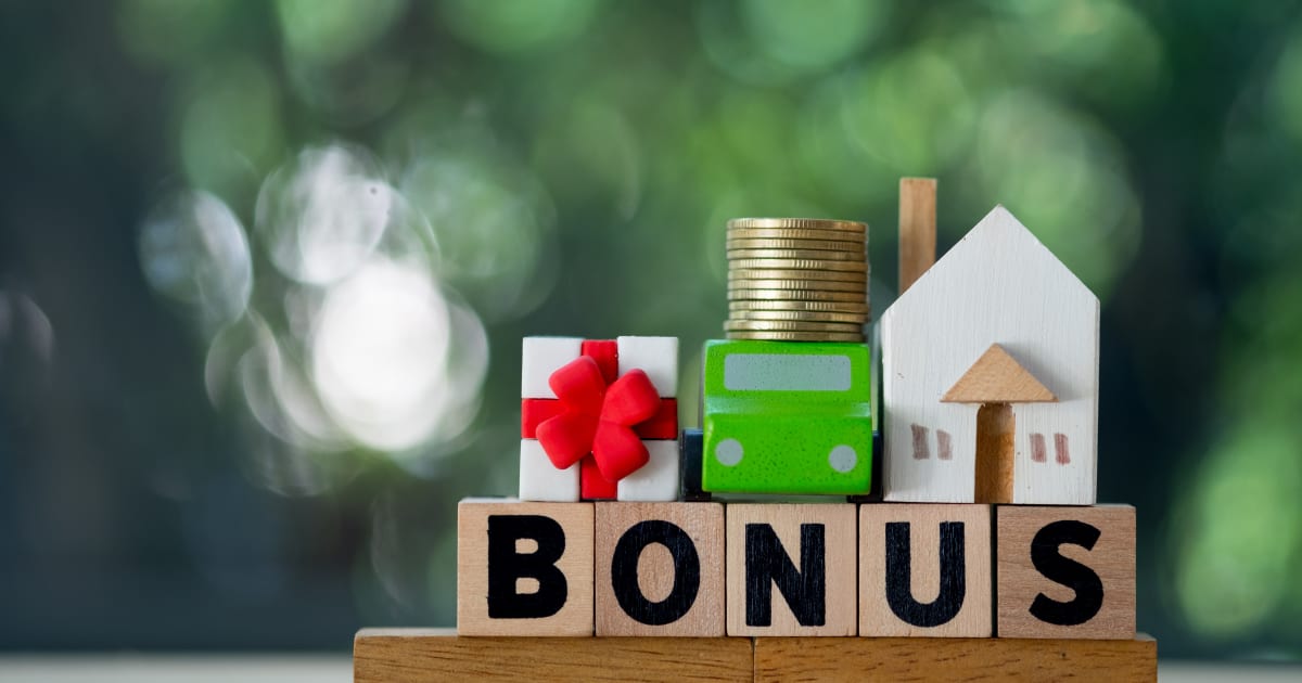 Small Business Owner's Guide to the Holiday Bonus | ZenBusiness Inc.